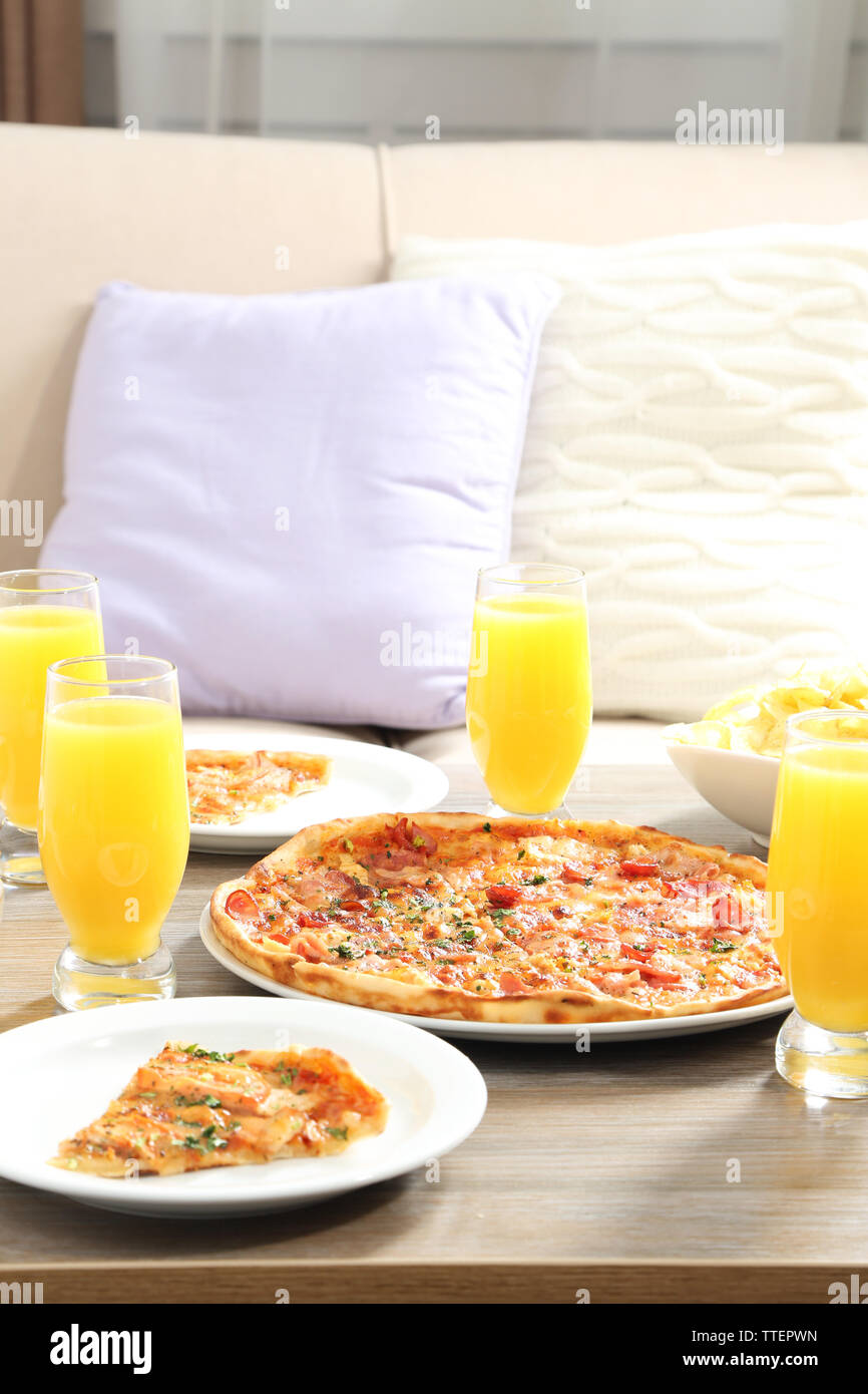 Table at home with pizza and drinks for friends Stock Photo - Alamy