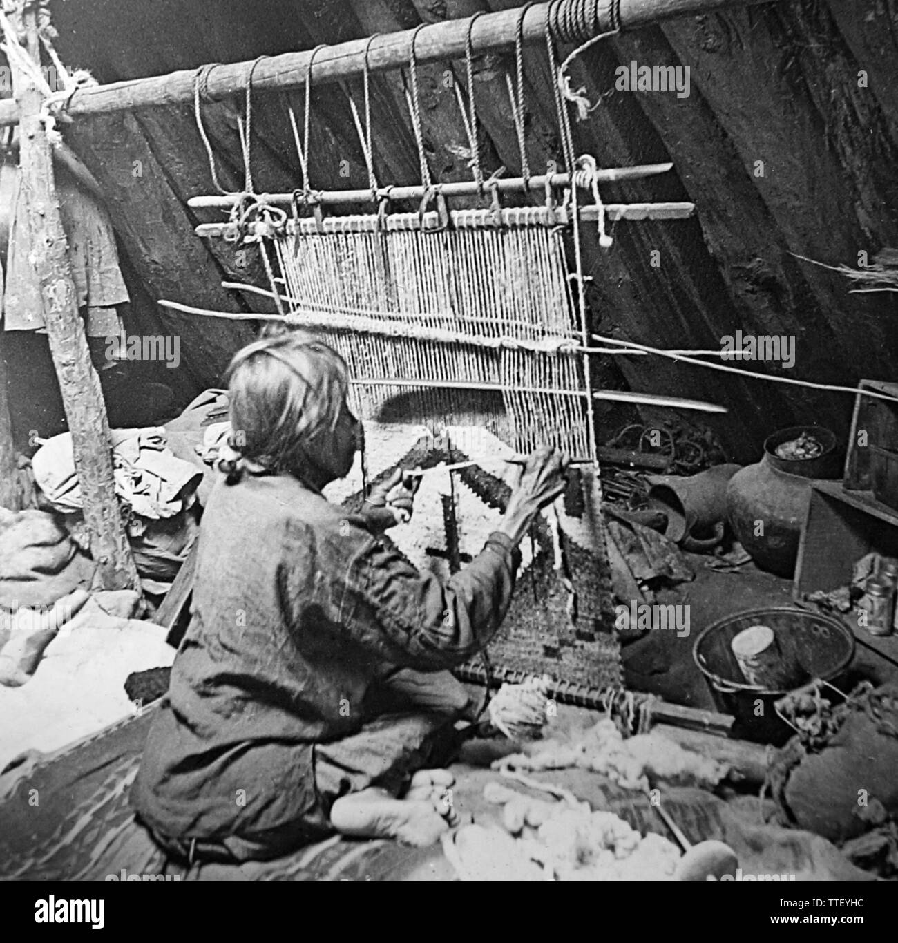 Navajo Indian making a rug on a loom Stock Photo - Alamy