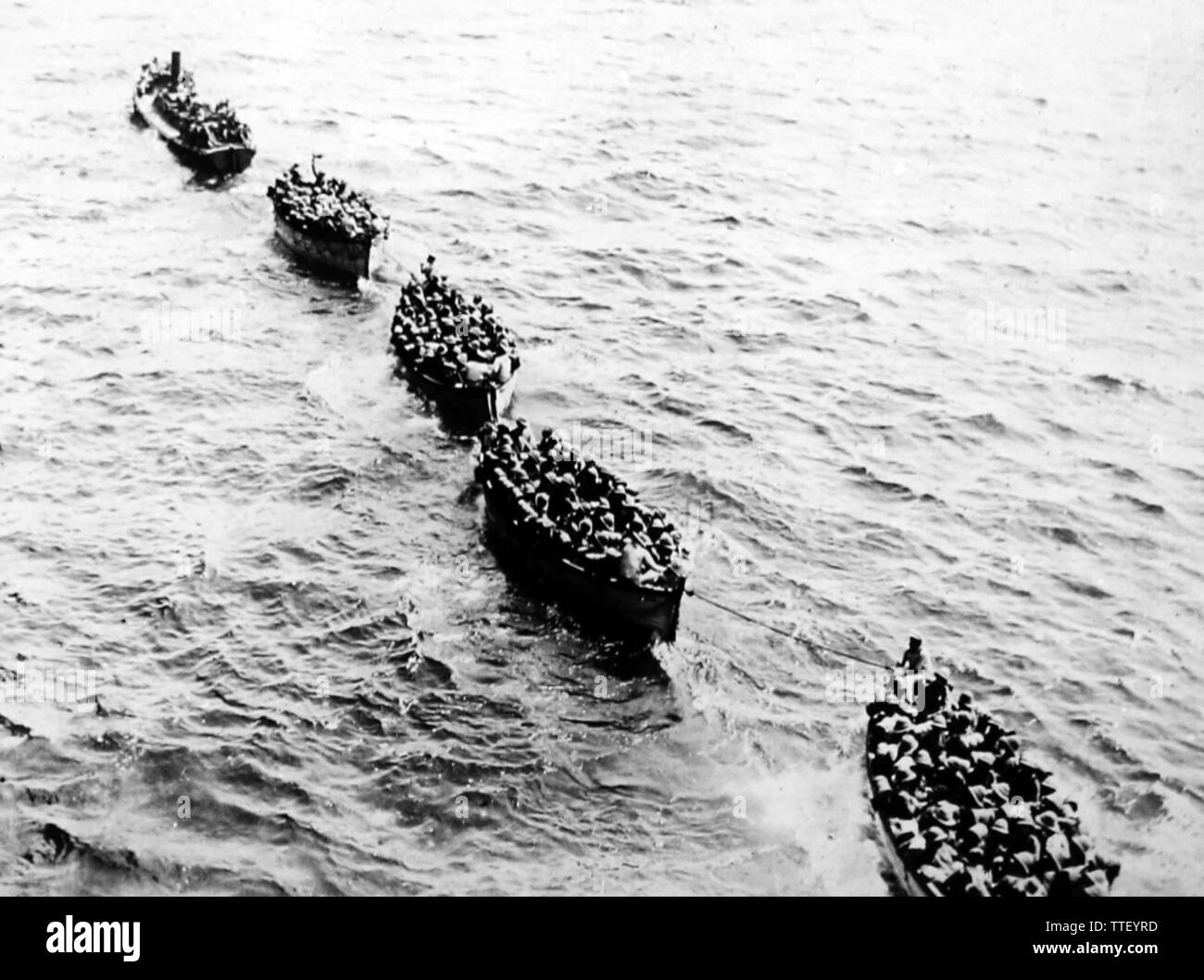 RMS Mauretania boats landing at Gallipoli, Dardanelles, during WW1 ...