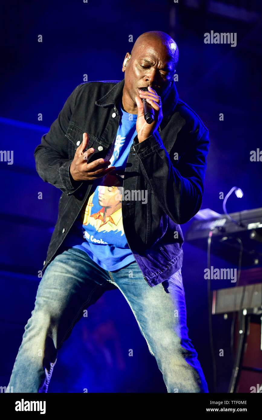 Tony lindsay singer for santana hi-res stock photography and images - Alamy