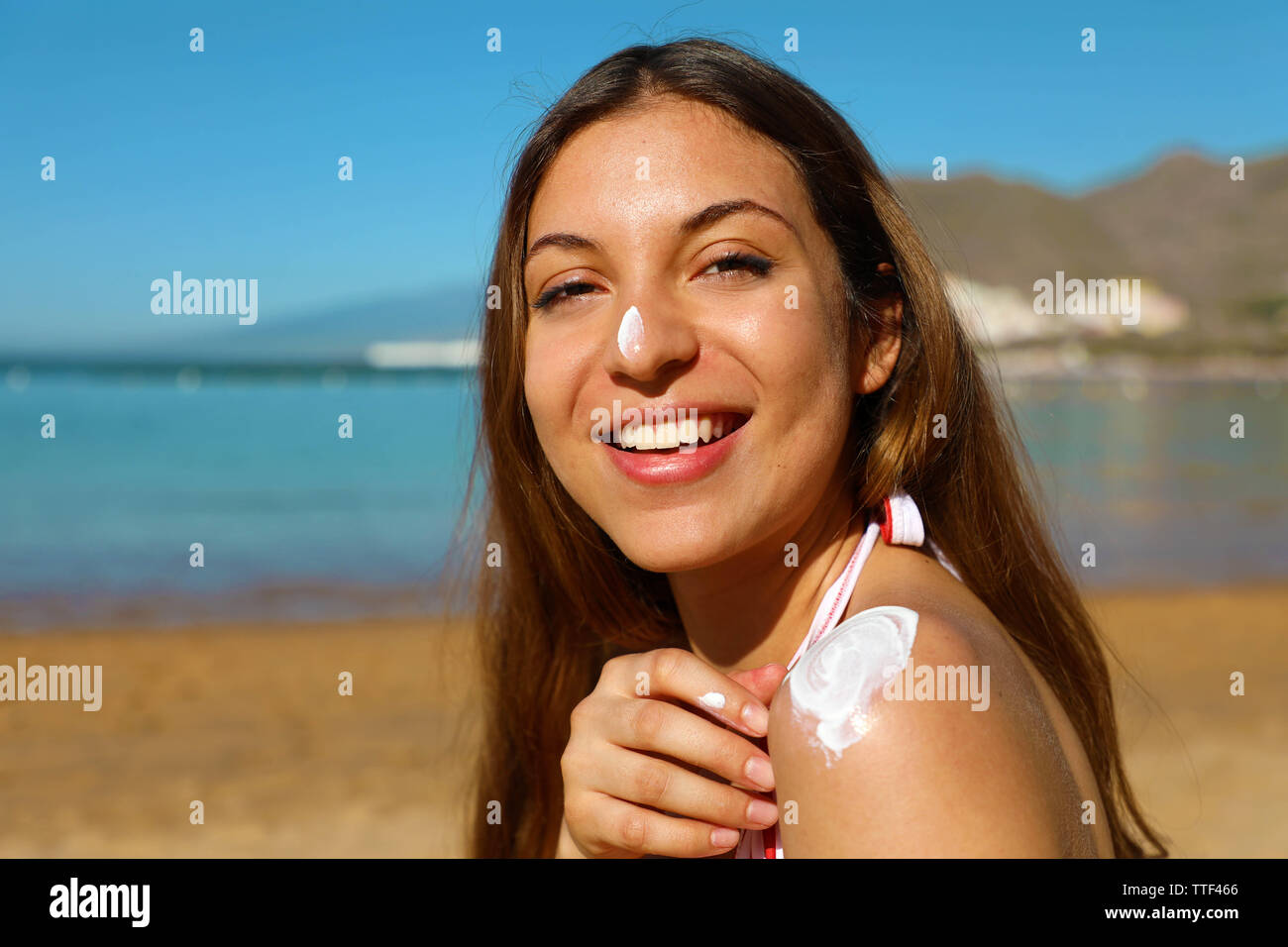 Shoulder skin suntan hi-res stock photography and images - Alamy
