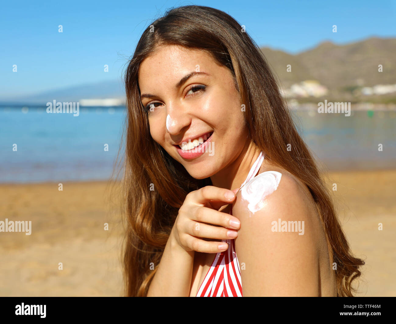 Applying suntan cream hi-res stock photography and images - Alamy