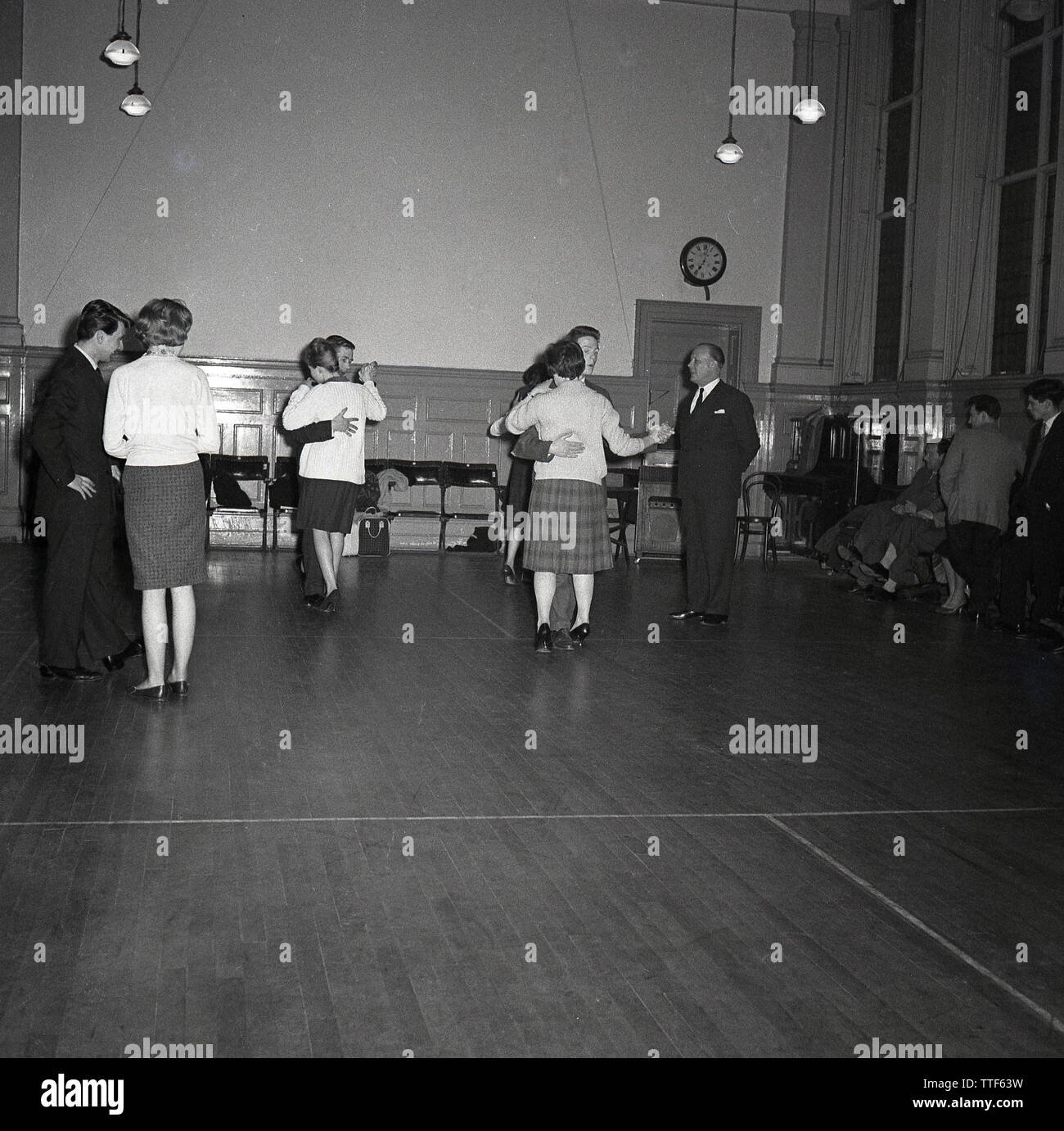 Ballroom dancing teacher 1950s hi-res stock photography and images - Alamy