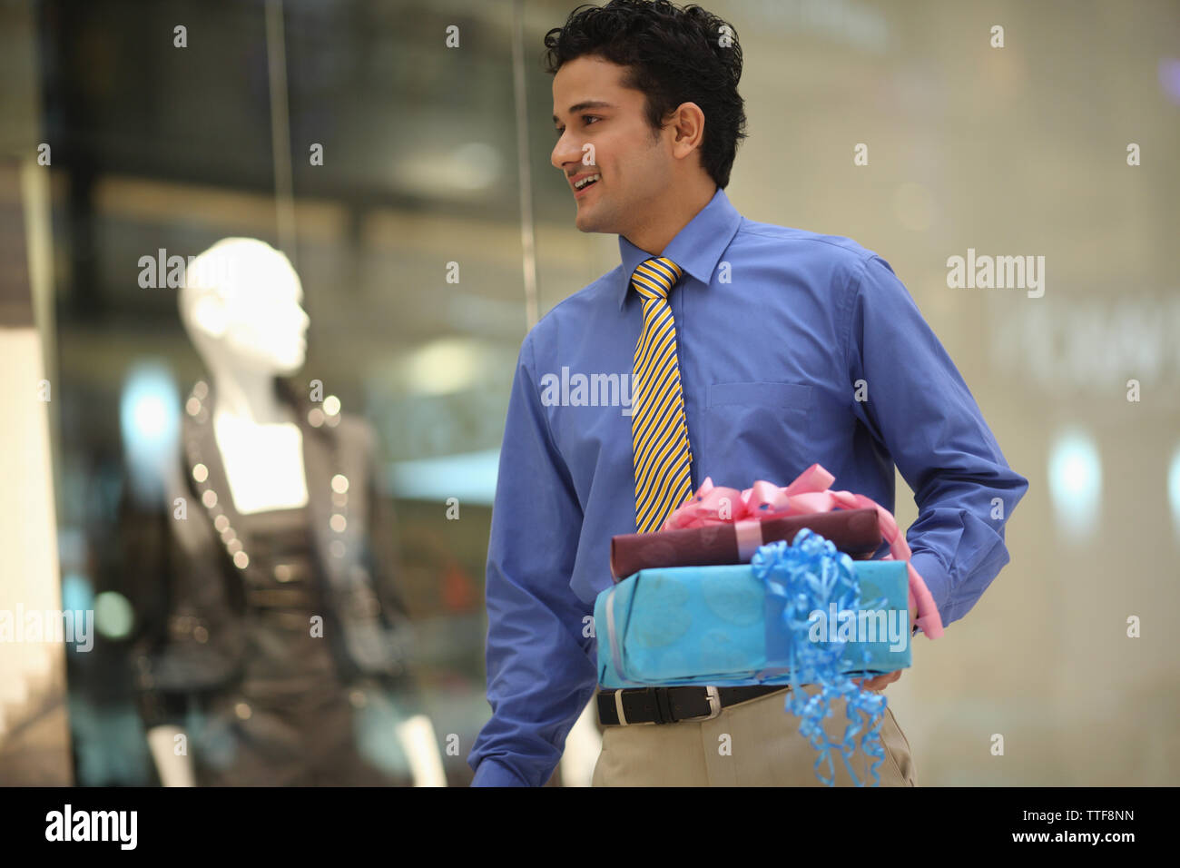 Shopping consumers gifts hi-res stock photography and images - Alamy