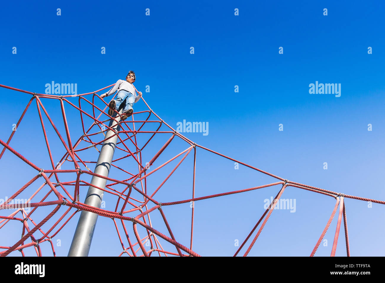 Kids climbing ropes hi-res stock photography and images - Alamy