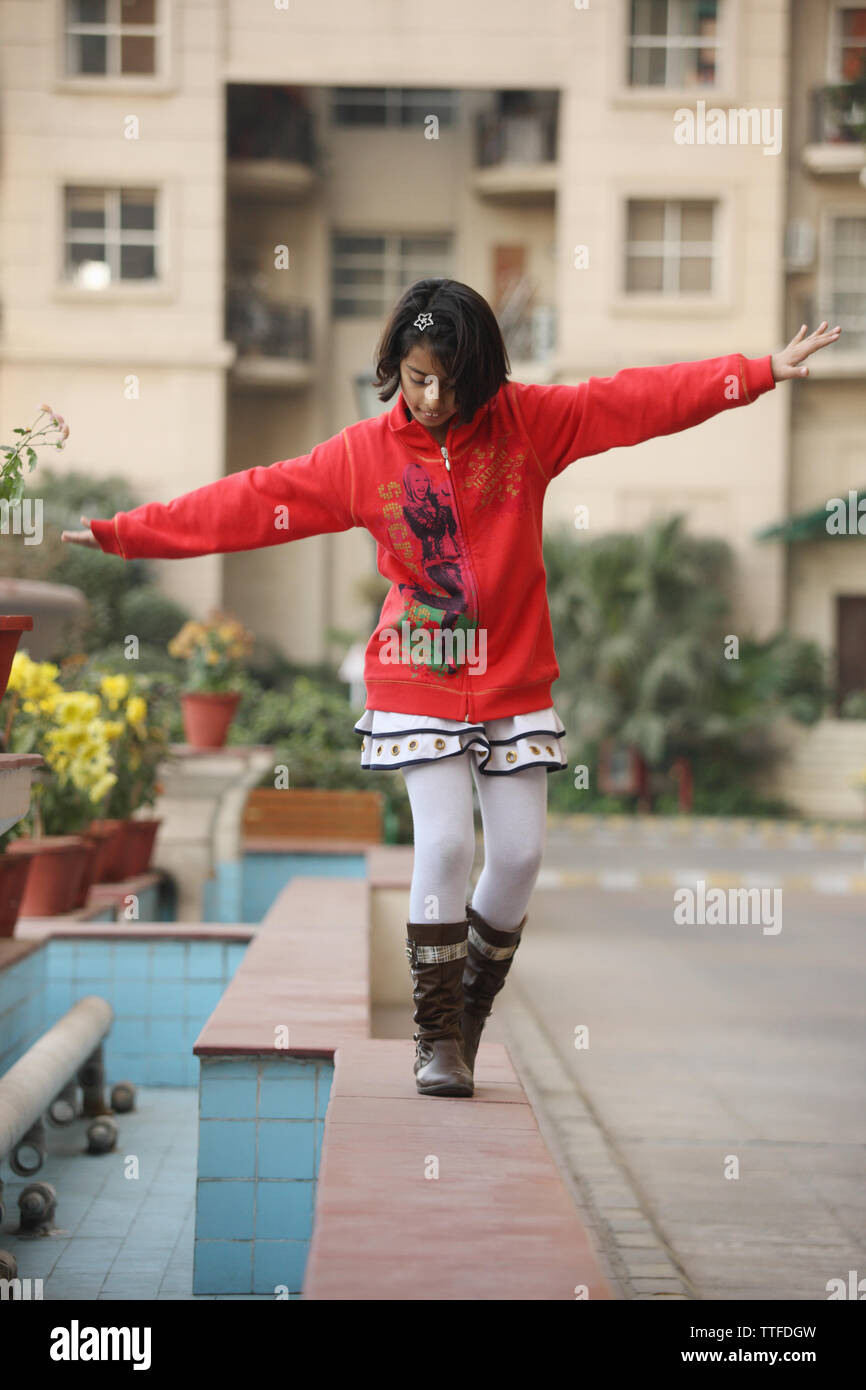 Walking on ledge hi-res stock photography and images - Alamy