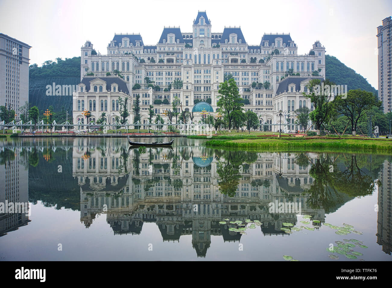 Clear sky building hi-res stock photography and images - Alamy