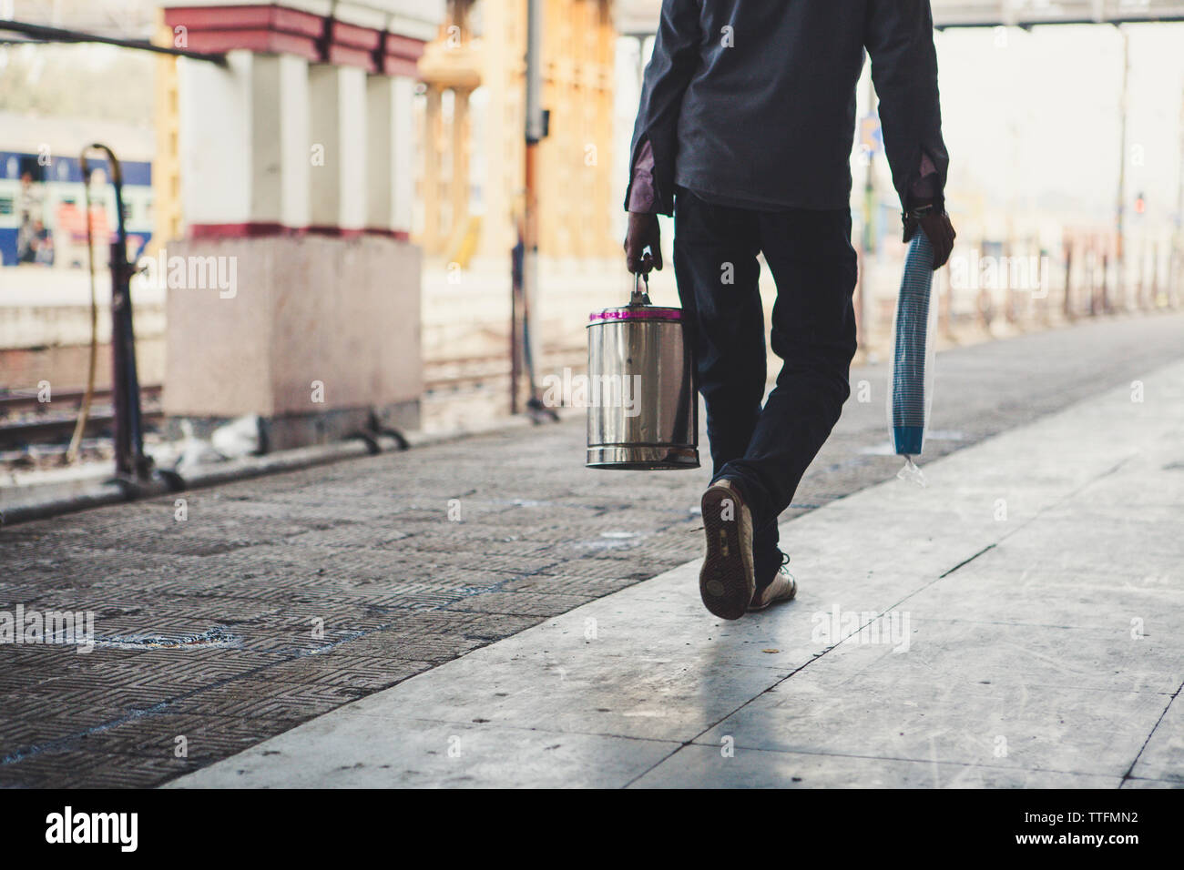 Close up of a vendor of masala chai tea in an Indian train station ...