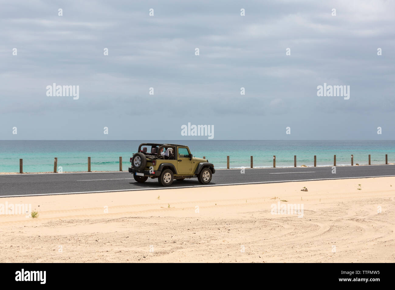 Car driving desert landscape hi-res stock photography and images - Alamy