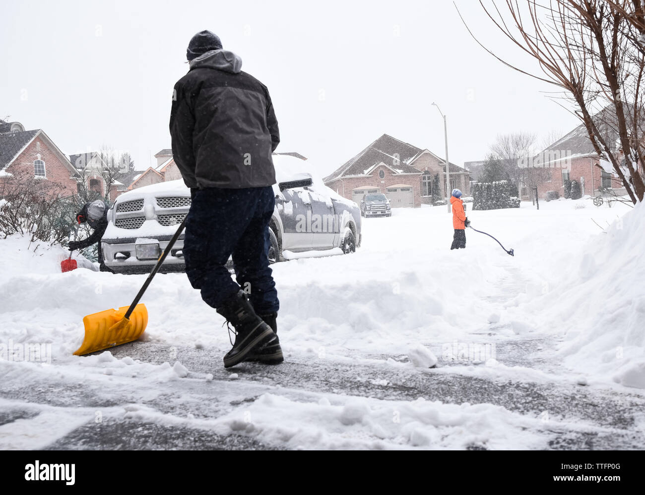 Children shovel snow hi-res stock photography and images - Alamy