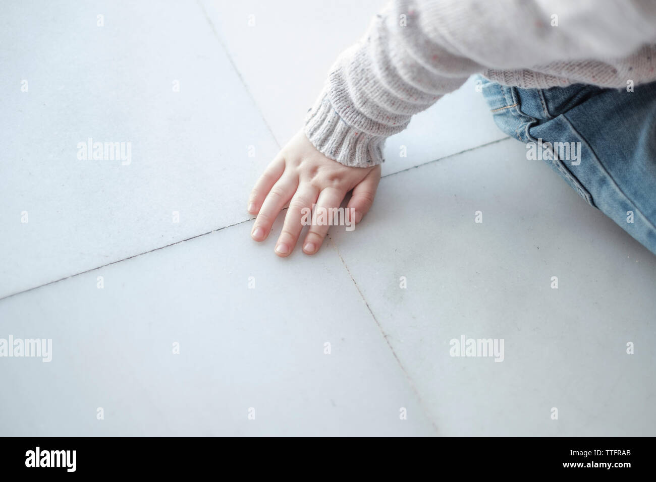 Children sitting floor hi-res stock photography and images - Alamy