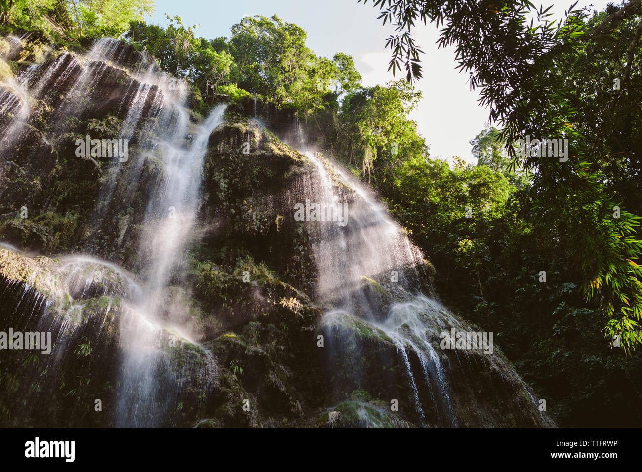 Waterfall splashing against rocks hi-res stock photography and images ...