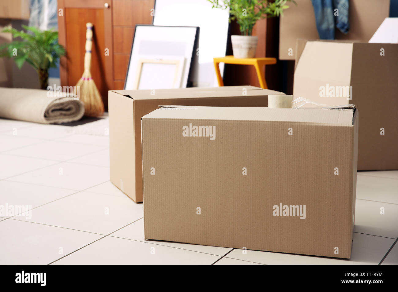 Household goods shipping container hi-res stock photography and images ...
