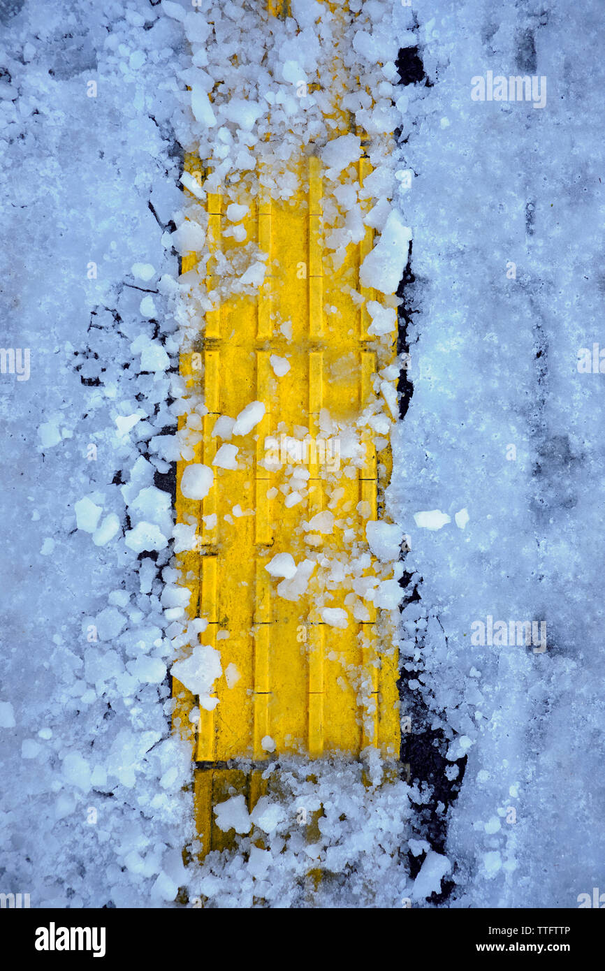 Ice on walkway hi-res stock photography and images - Alamy