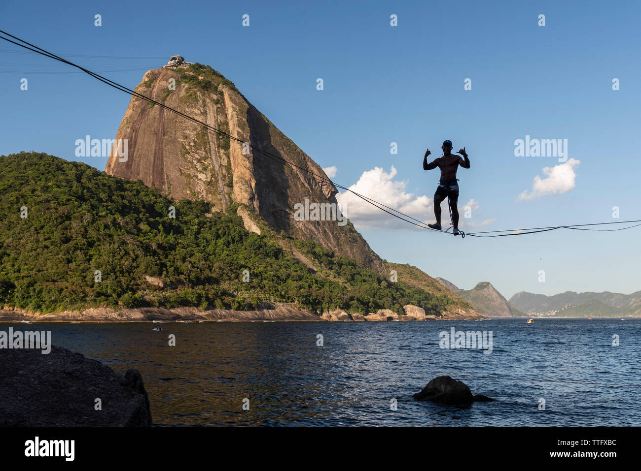 Car over line mountain hi-res stock photography and images - Alamy