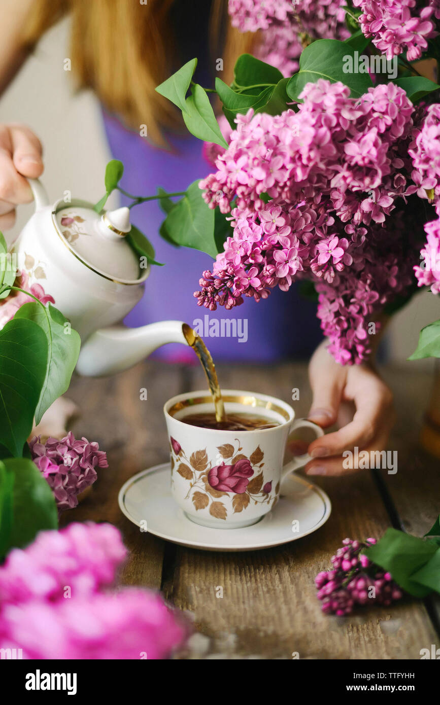Pouring tea hi-res stock photography and images - Alamy