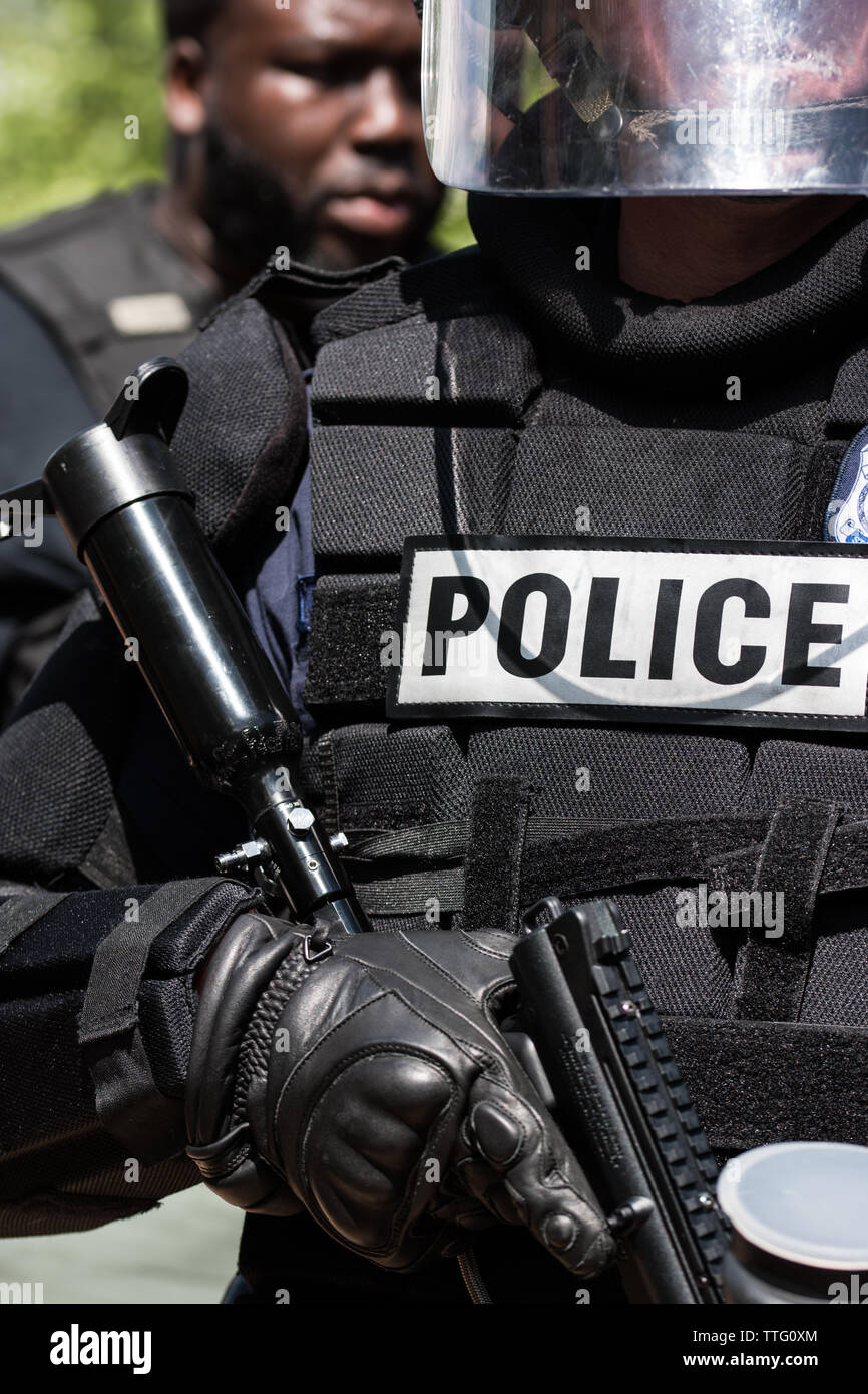 Police riot gear shield helmet hi-res stock photography and images - Alamy