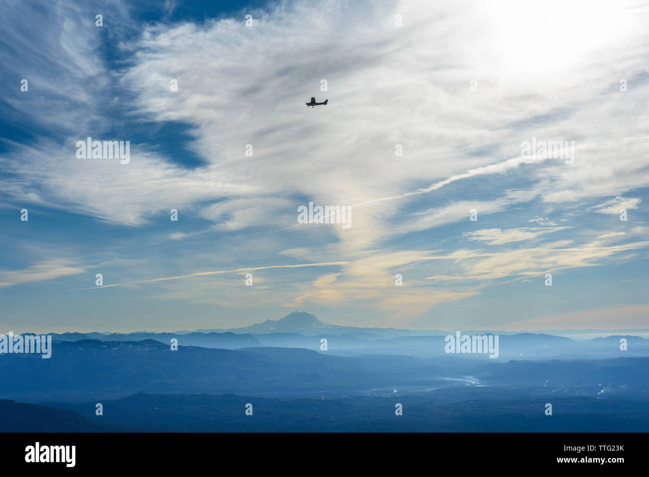 Airplane flying by mount rainier hi-res stock photography and images ...