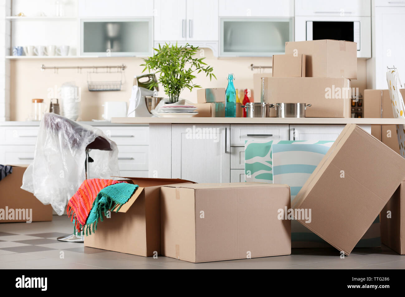 Household goods shipping container hi-res stock photography and images ...