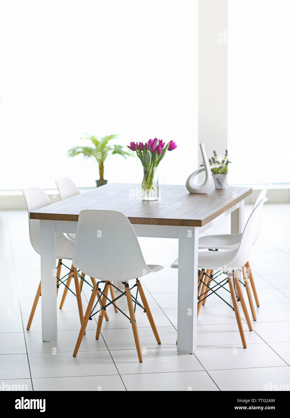 Beautiful comfortable modern interior with table and chairs Stock Photo ...