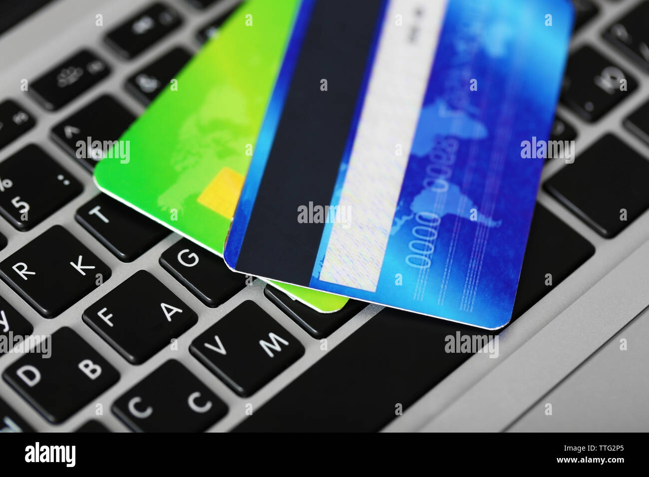Credit cards on keyboard, close up Stock Photo - Alamy
