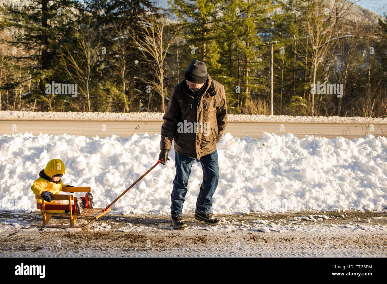 Children playing pile snow hi-res stock photography and images - Alamy