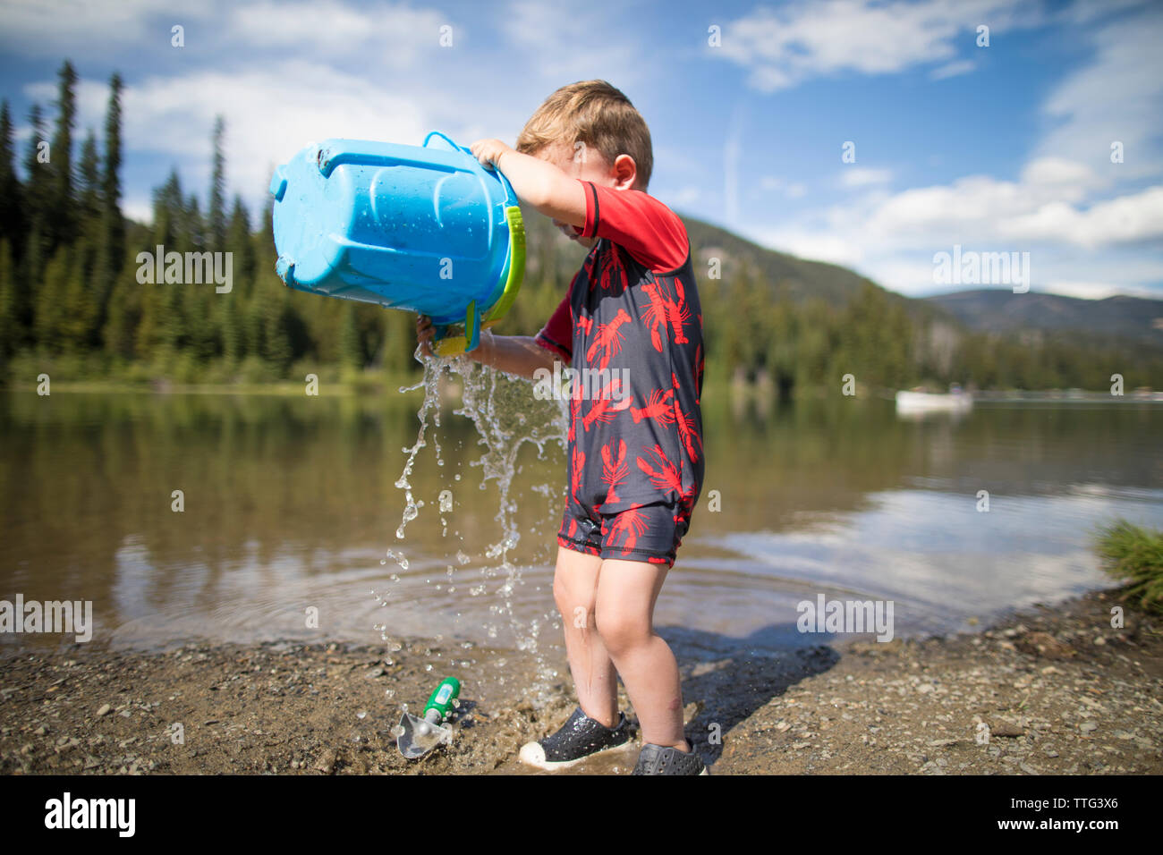 Child playing with bucket of water hi-res stock photography and images ...