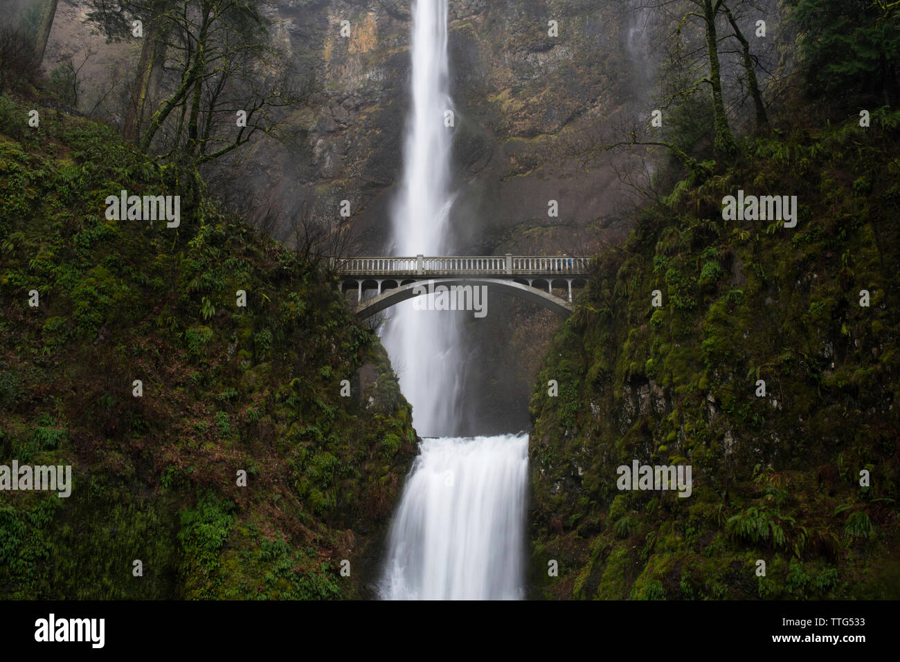 Scenic view of Benson Bridge against Multnomah Falls Stock Photo - Alamy