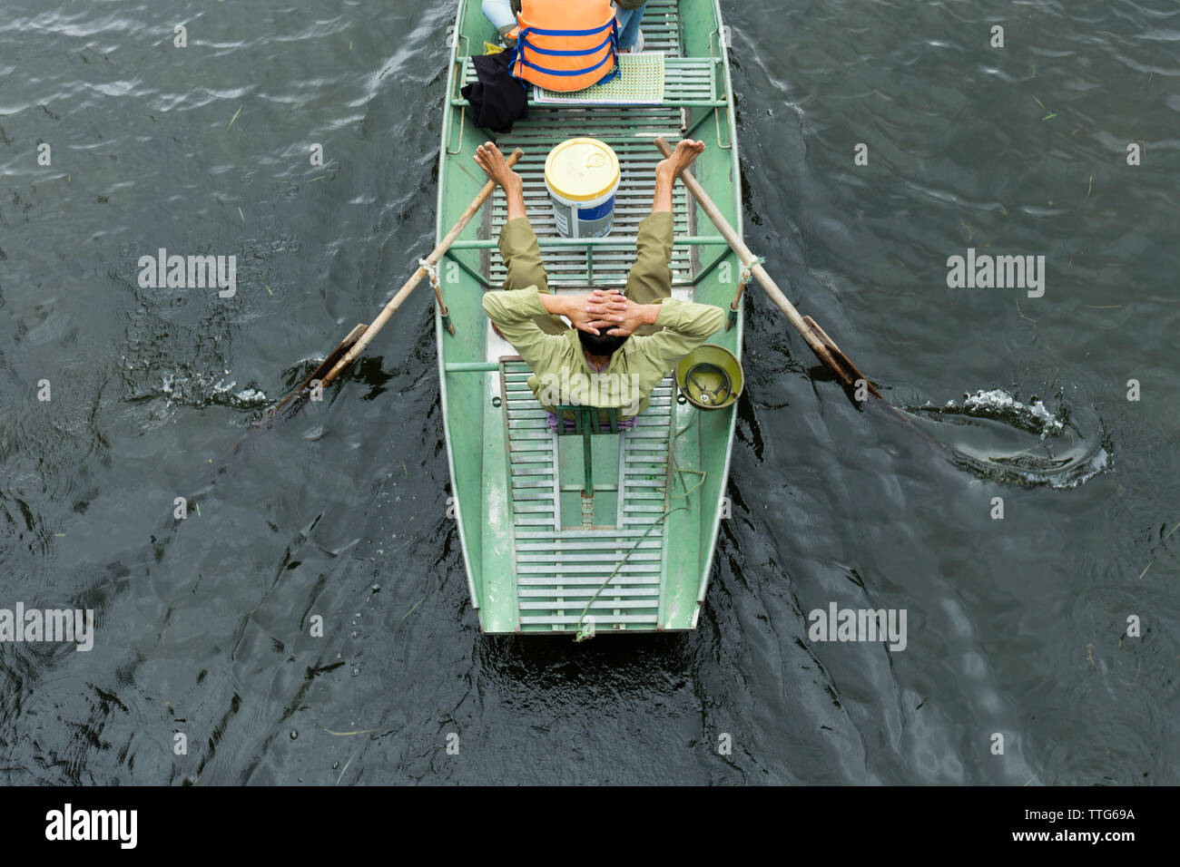 Vietnamese man paddling boat with legs Stock Photo - Alamy