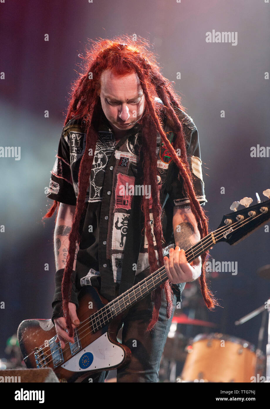 Jeremy Cunningham performing with The Levellers at Fairport's Cropredy ...