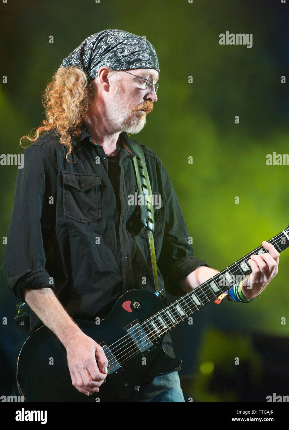 Simon Friend performing with The Levellers at Fairport's Cropredy ...