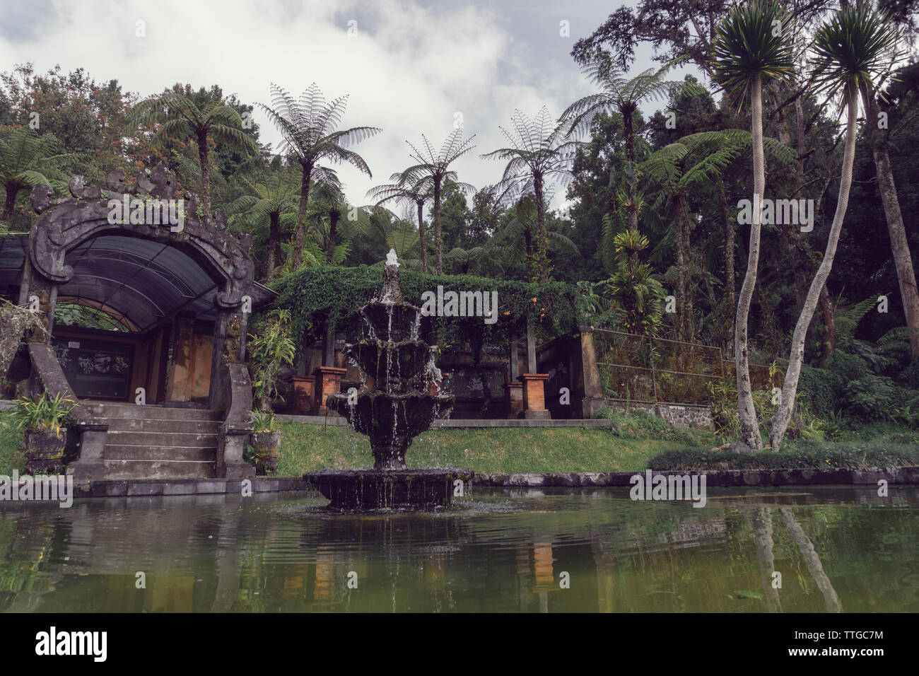 Balinese gate architecture hi-res stock photography and images - Alamy