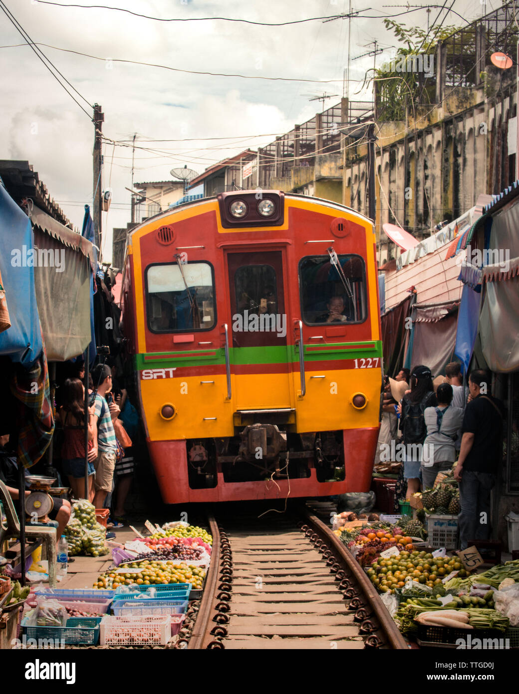 bangkok train market Stock Photo - Alamy