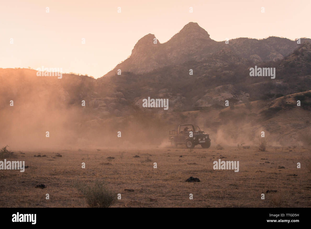 Desert jeep hi-res stock photography and images - Alamy