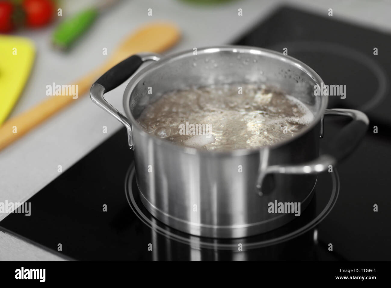 Boiling vegetables on stove hi-res stock photography and images - Alamy