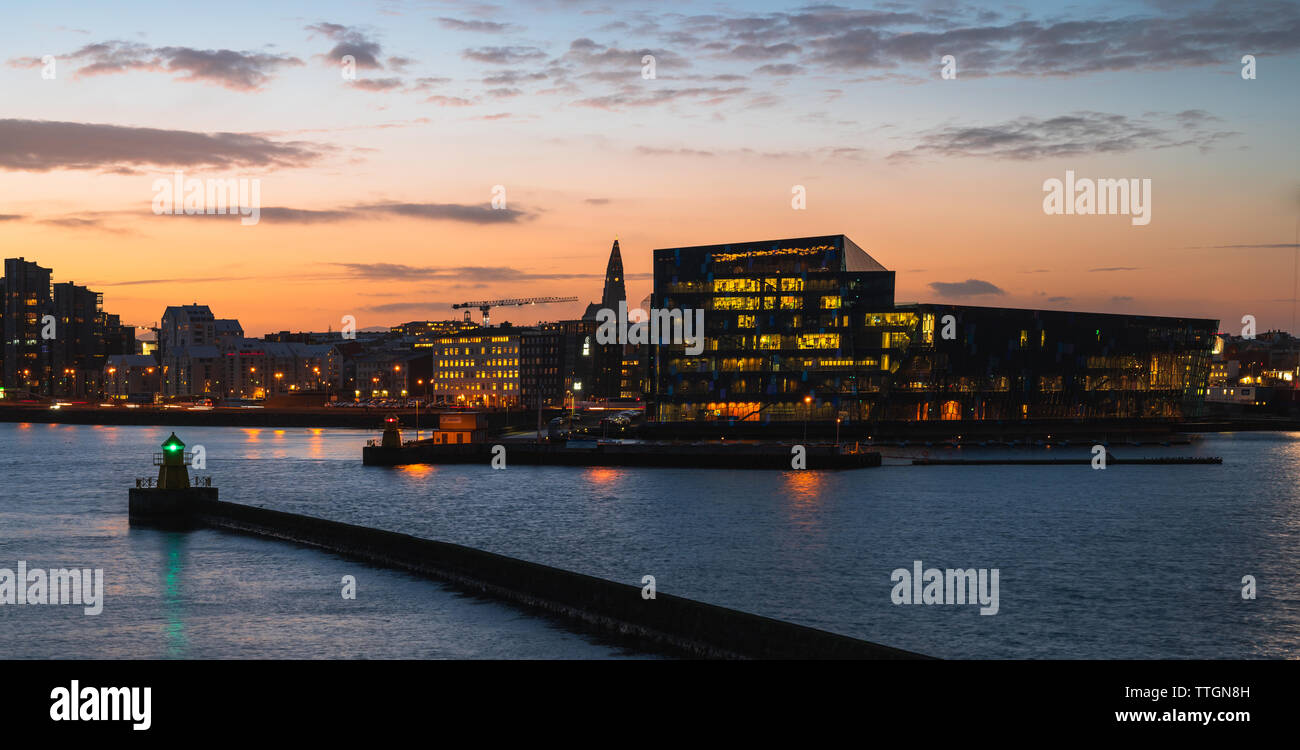 Cityscape with water hi-res stock photography and images - Alamy