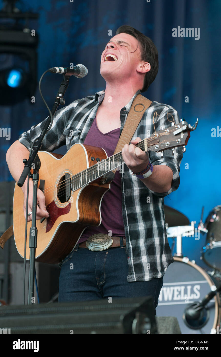 David Dunwell of The Dunwells performing at Fairport's Cropredy ...