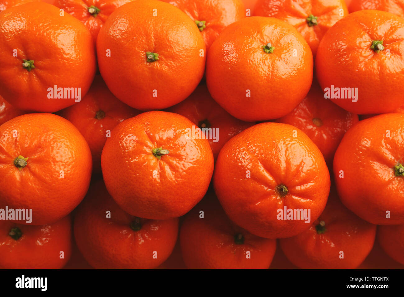 Fresh tangerines background with the multiple water drops, top view ...