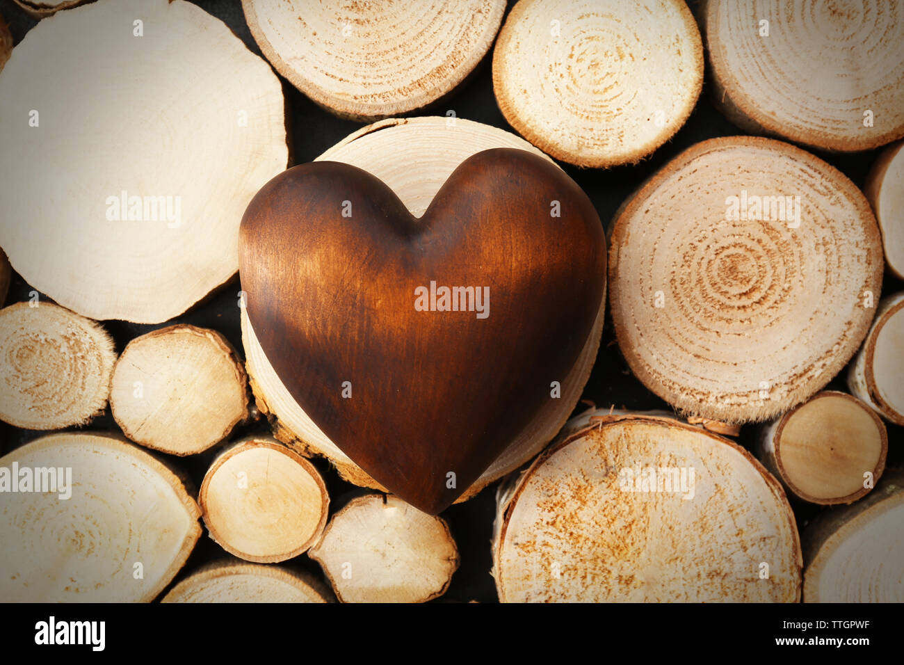 Brown heart on wood log background Stock Photo - Alamy
