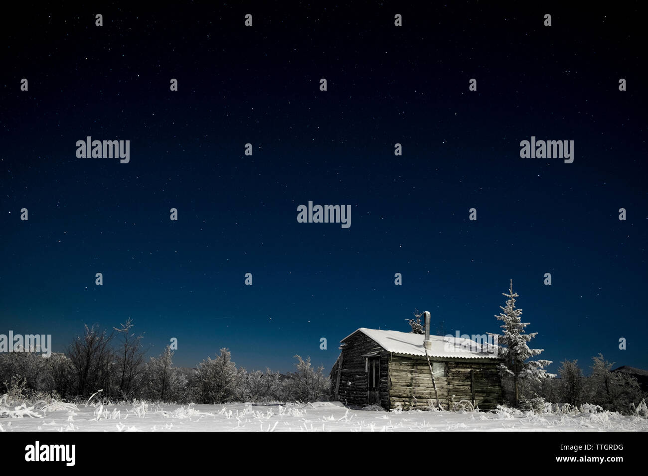 Snow house night sky hi-res stock photography and images - Alamy