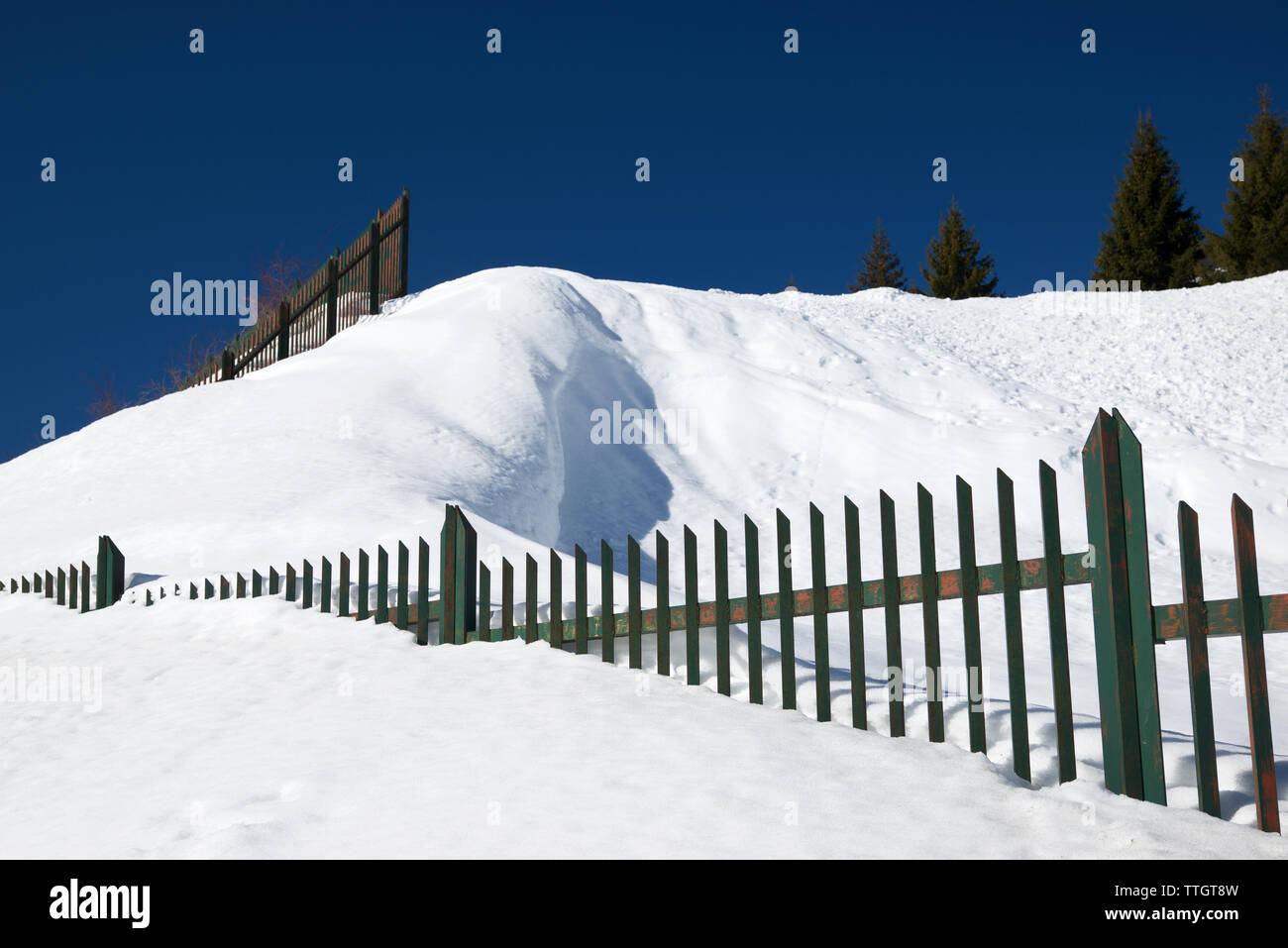Green snow fence hi-res stock photography and images - Alamy