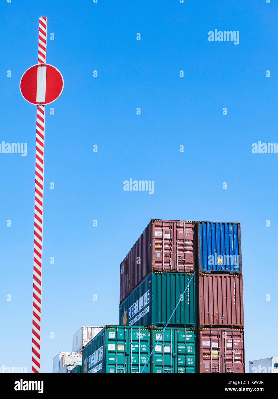 Containers in port hi-res stock photography and images - Alamy