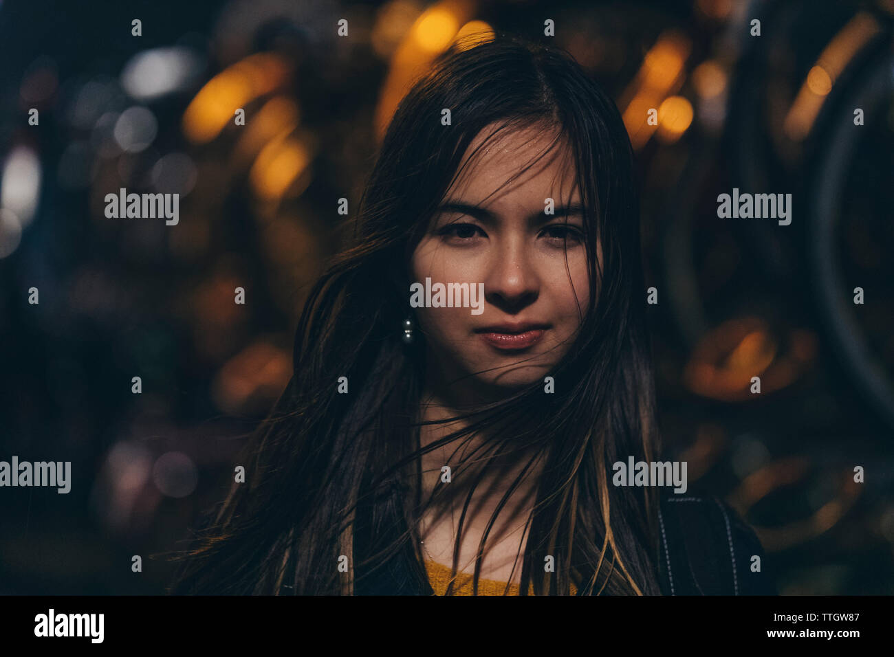 Girl on street night city hi-res stock photography and images - Alamy