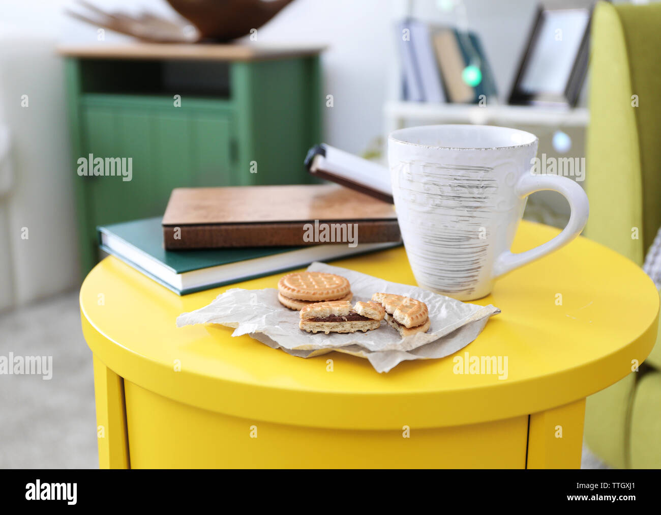 Coffee table book luxury lounge hi-res stock photography and images - Alamy