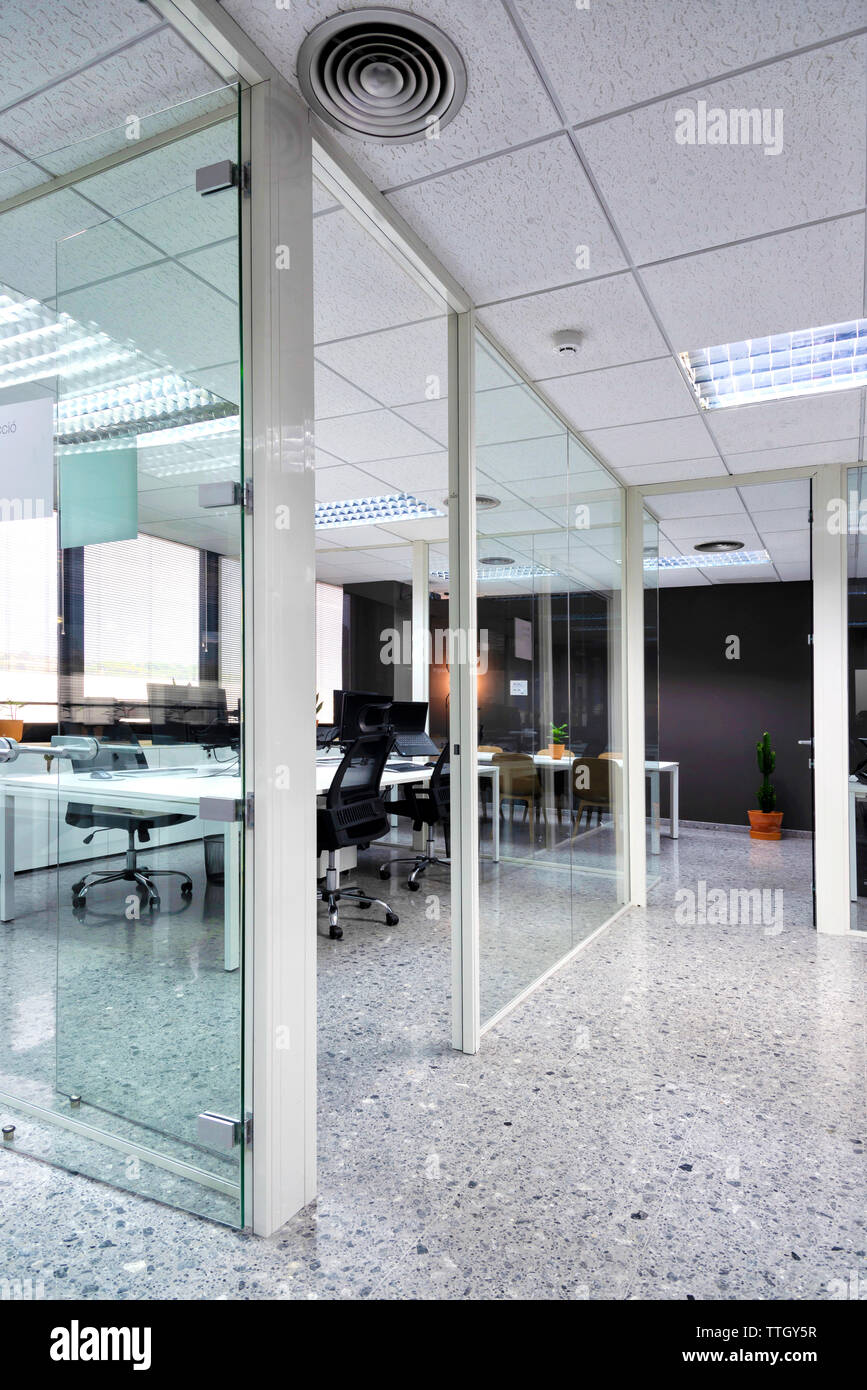 Empty office desks hi-res stock photography and images - Alamy