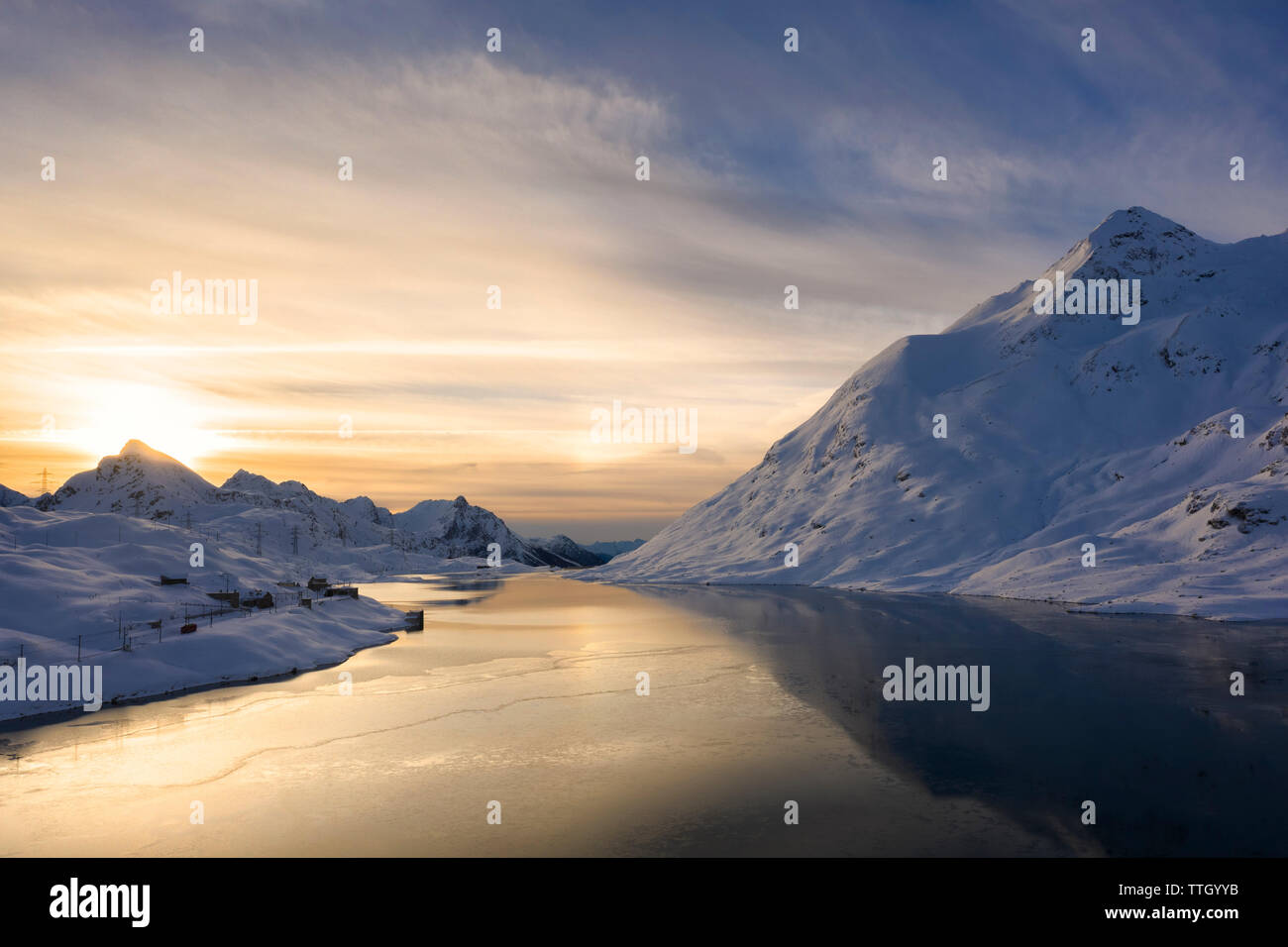 Lago bianco frozen hi-res stock photography and images - Alamy