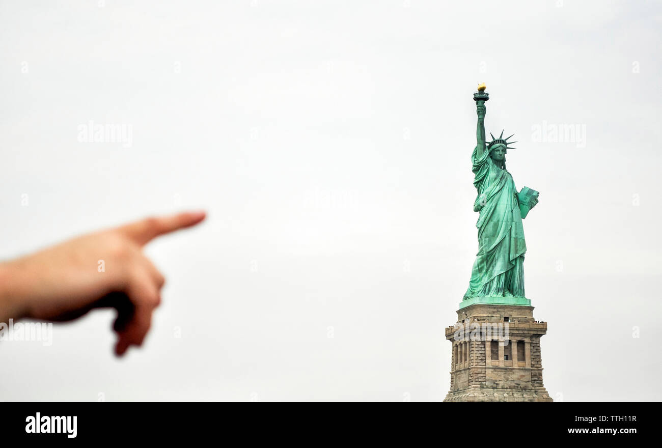 Statue pointing sky hi-res stock photography and images - Alamy