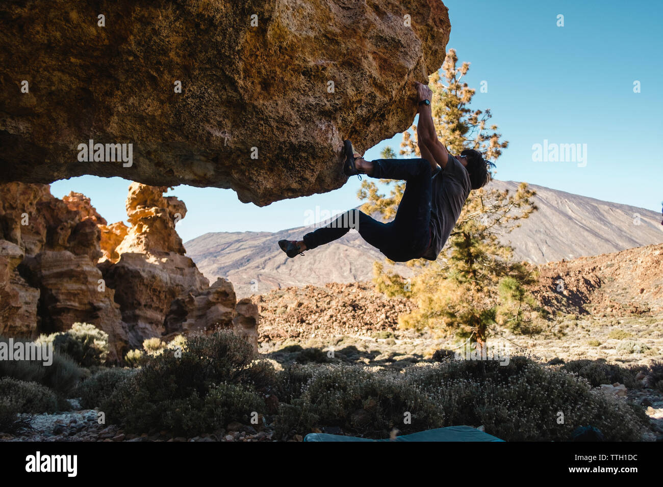 Side view of man rock climbing Stock Photo - Alamy