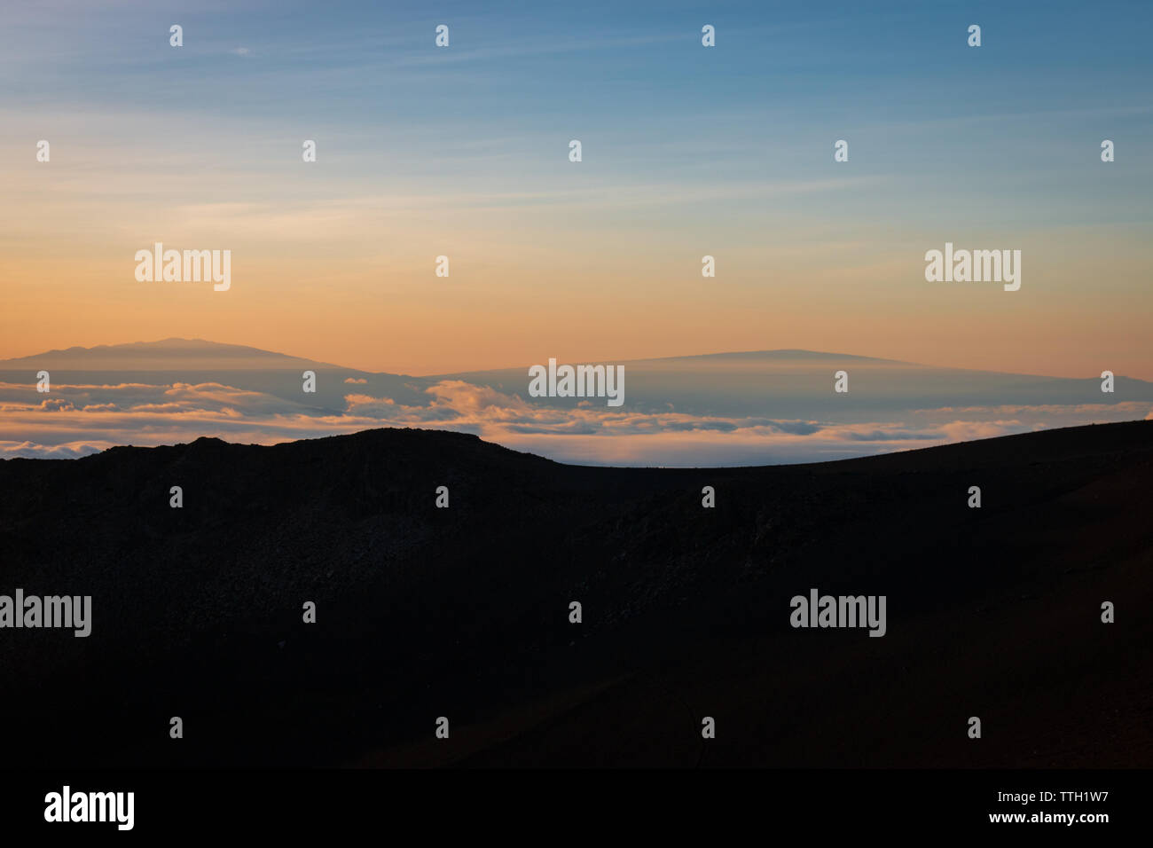 Hawaii sunset from above the clouds hi-res stock photography and images ...