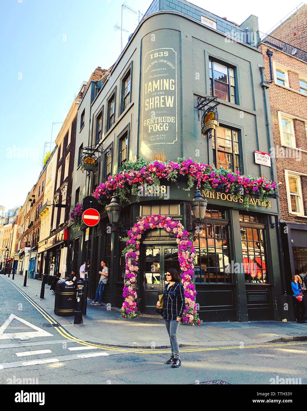 Corner bar hi-res stock photography and images - Alamy